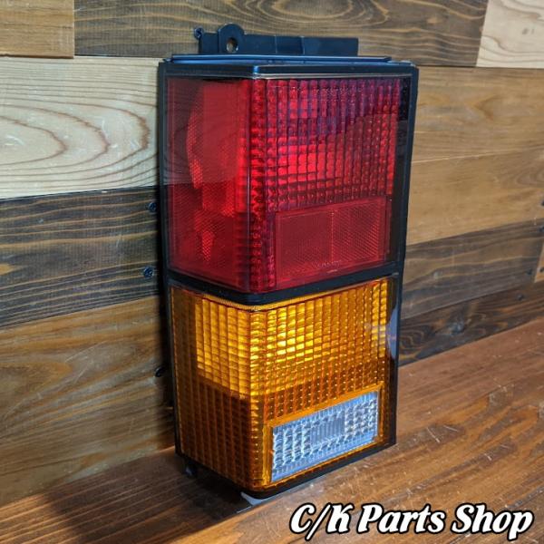 社外メーカーのテールランプです。US仕様のレッド＆アンバーレンズのタイプです。バルブソケットとバルブは別売りになります。【代表適合車種】84-96年 XJチェロキー84-90年 ワゴニア★記載の車種でもお車の仕様によって適合しない場合があり...