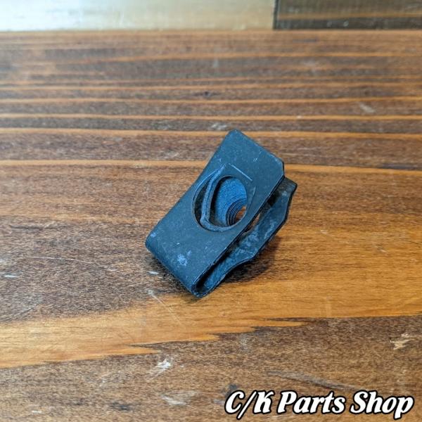 スチールバンパーなどに使われいてるクリップナットです。M10x1.5のボルトに対応します。【代表適合車種】84-01年 XJチェロキー★上記以外の車種でもサイズが合えば使用できると思います。恐れ入りますが、こちらのパーツは汎用品のためお車の...