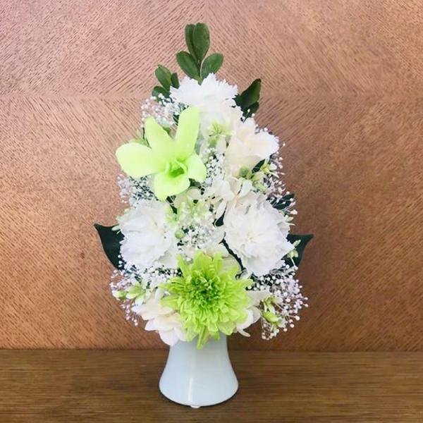 小ぶりの仏花ですので、お仏壇のお供えにお薦めです。ご使用中の花器に差し込んで使えるタイプの仏花です。花器なしのバージョンですが、イメージ画像で使用している花器がご入用の方は花器付きをご選択ください。＜商品詳細＞●花材：プリザーブド（カーネー...