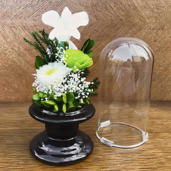 小ぶりのケース入りアレンジの仏花のプリザーブドフラワーです。ガラスのドームがお花を埃から守ってくれます。ガラスケース入りなのでお花が傷みません。小さなお仏壇向きです。＜商品詳細＞●花材：プリザーブド（デンファレ・小菊・カスミソウ・つげ・ヒカ...