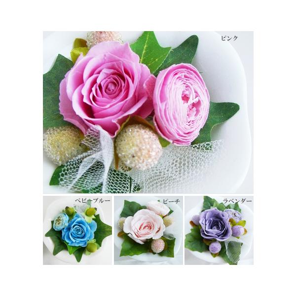 贈るお相手の負担にならないちょっとしたプレゼントをお探しの方におすすめです。結婚式の二次会のお返しギフトなどで活躍します。＜商品詳細＞●花材：プリザーブド（バラ）・アーティフィシャル（シュガーベリー・アイビー）・チュール ●花器：陶器●サイ...