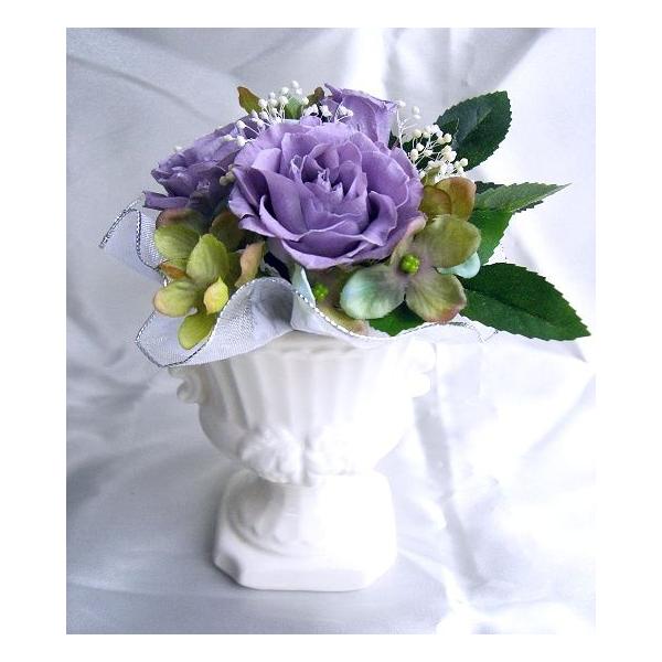 亡くなったペットの写真の横に…。思い出の写真の側に…。場所をとらない小ぶりのアレンジです。＜商品詳細＞●花材：プリザーブド（バラ・カスミ草・アジサイ）・アーティフィシャル（リーフ）・リボン●花器：陶器●サイズ：直径約10cm×奥行約10cm...