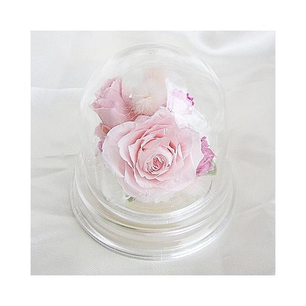 ゴージャスなプチドームですお花で埋め尽くされたドームアレンジ＜商品詳細＞●花材：プリザーブド（バラ・ハニーテール）・アーティフィシャル（小花・リーフ）・リボン●花器：ドーム（アクリル製）●サイズ：ドーム直径9cm × 高さ8cm●用途：お誕...