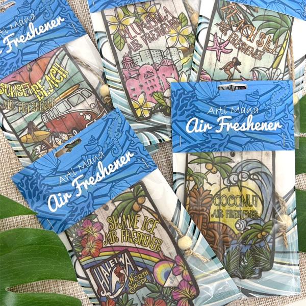 ハワイ/ハワイアン雑貨/ハワイアングッズ/消臭/ひも付き/ストラップ付/芳香剤/カー用品/インテリア/リラックス/プレゼント/【商品説明】HAWAIIの景色がアーティスト調で描かれたエアーフレッシュナー。プルメリアやココナッツなど、HAWA...
