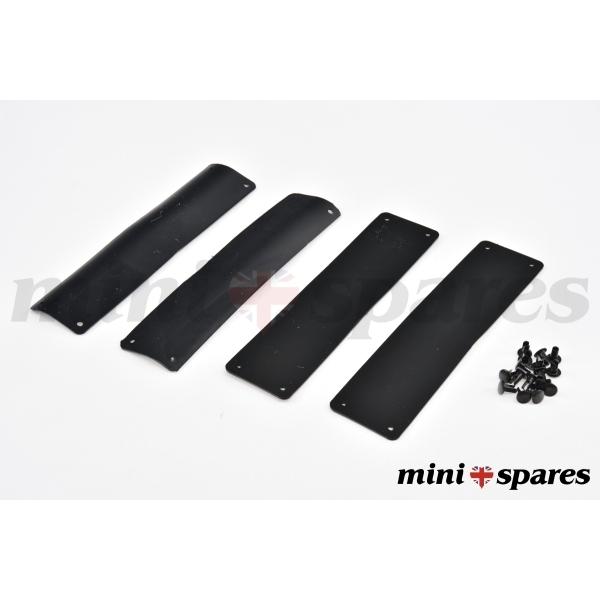 フロントシート フレーム後部のカーペットに取り付けます。 Kit of four plastic carpet protectors for where the seat frame runs. Two are flat and two a...