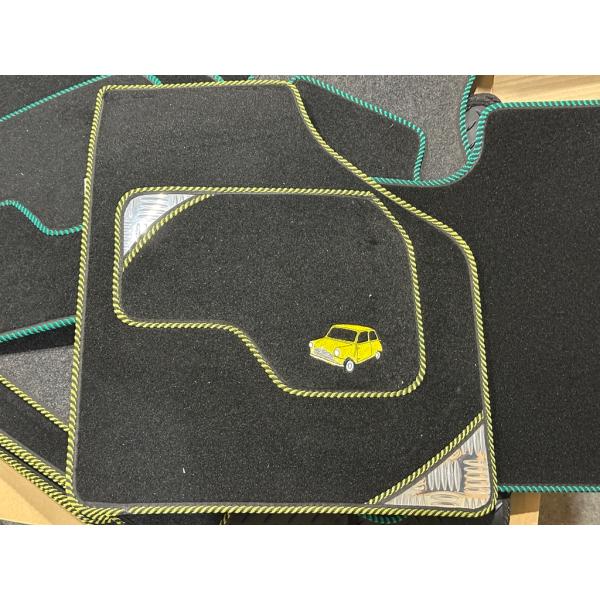 英国ミニ専門ショップより取り寄せました。右ハンドル用4枚 1台分セット。現在在庫分以外に入荷予定ありません。（販売元扱い中止）写真2枚目は形の参考にしてください。