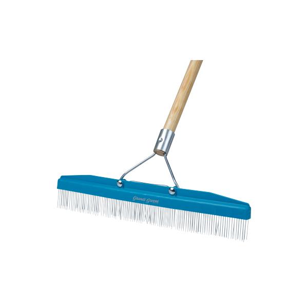 カーペット用グルームブラシ。プレコン剤(前処理剤)を散布し、このグルームブラシを使ってパイルとプレコン剤をよく攪拌して下さい。起毛効果も有るので、パイルの奥の汚れも取れ易くなります。※木柄ハンドル付き