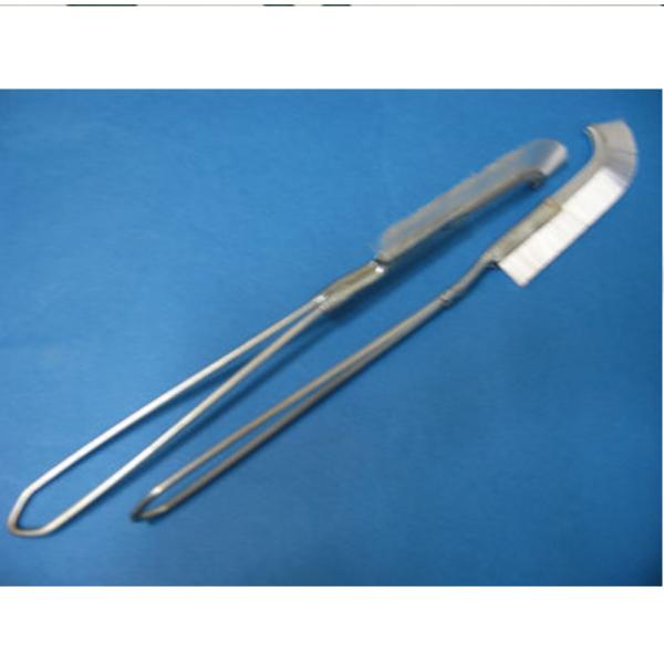 ナイロンの毛ですが通常よりも硬めになっていますのでしっかりかき出したいときに役立ちます。