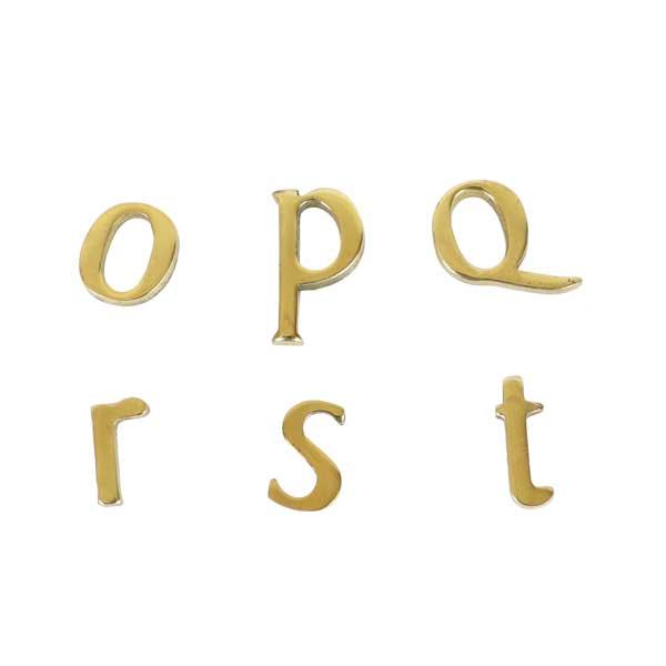 商品コード：23opqrst真鍮のレターアルファベット小文字です。23mmで小さいサイズが便利です。このページではo,p,q,r,s,t,の小文字を記載しています。ドアや部屋のアクセントをデザインできます。看板も素敵に作ることができるDIY...