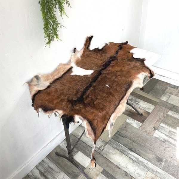 【商品コード：hc0001】●商品説明毛付きの山羊の革の未裁断の原皮ですレザーも毛も柔らかく肌触りも優しい一枚革ですそのままマットやレザークラフトなどにお使いいただけます１点物なので１点１点カラーや形が違いますのでお好みの物をお選び頂けます...