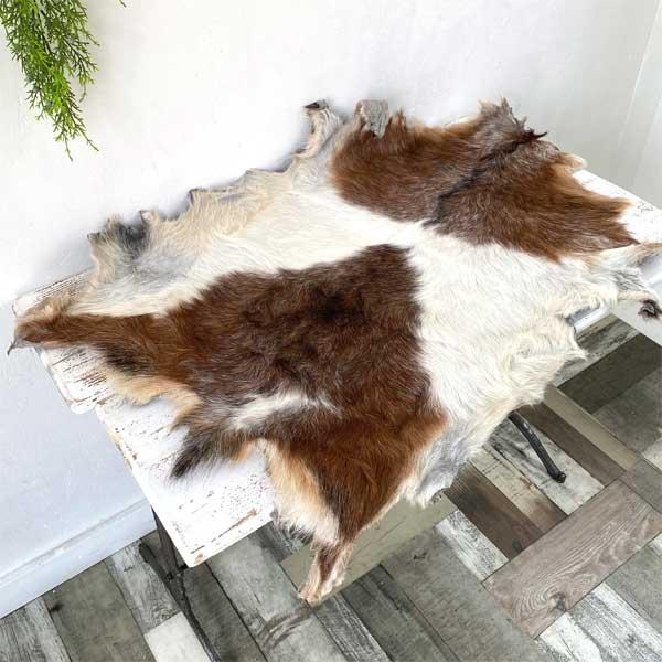 【商品コード：hc0006】●商品説明毛付きの山羊の革の未裁断の原皮ですレザーも毛も柔らかく肌触りも優しい一枚革ですそのままマットやレザークラフトなどにお使いいただけます１点物なので１点１点カラーや形が違いますのでお好みの物をお選び頂けます...