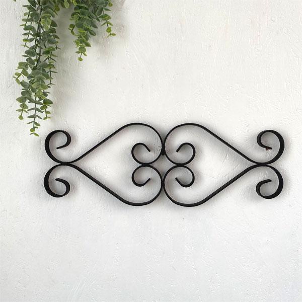 商品コード：ma0024曲線のハート模様の装飾が素敵なアイアン壁飾りです壁に飾ると存在感があり壁面や空間のアクセントにぴったり縦・横どちらで飾っても、雰囲気が変わり素敵です玄関やリビングの壁に飾ったり、そのまま机や棚に立て掛けたり植物との相...