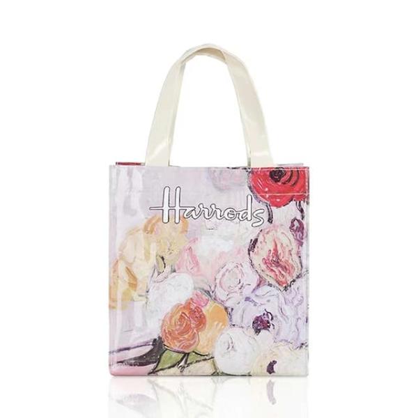 【発売日：2023年11月22日】Harrods ハロッズ[トートバッグ]●商品説明 ハロッズ Harrods トートバッグ可愛いプリントが施されたPVCトートバック！ ファスナー付のポケットが内部についています。●素材PVCなので水に強く...