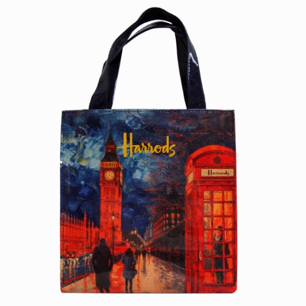 【発売日：2023年12月20日】Harrods ハロッズ[トートバッグ]●商品説明 ハロッズ Harrods トートバッグ可愛いイラストがプリントされたPVCトートバック！ ファスナー付のポケットが内部についています。●素材PVCなので水...