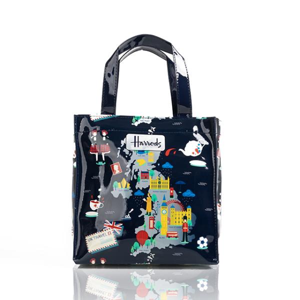 【発売日：2025年01月09日】Harrods ハロッズ[トートバッグ]●商品説明 ハロッズ Harrods トートバッグ可愛いイラストがプリントされたPVCトートバック！ ファスナー付のポケットが内部についています。●素材PVCなので水...