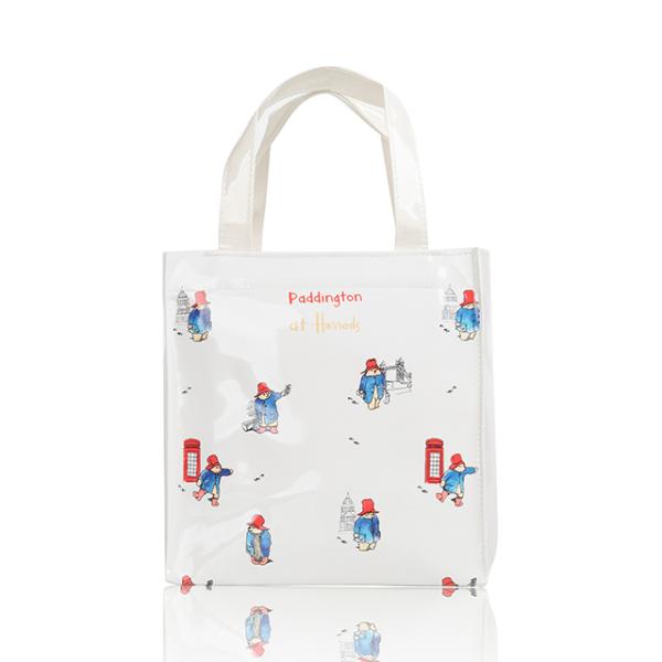 【発売日：2025年06月19日】Harrods ハロッズ[トートバッグ]●商品説明 ハロッズ Harrods トートバッグ可愛いイラストがプリントされたPVCトートバック！ ファスナー付のポケットが内部についています。●素材PVCなので水...