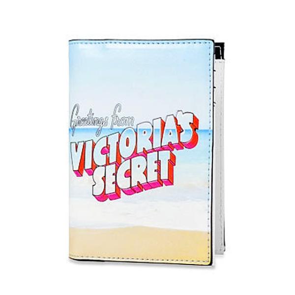 ■商品説明 VICTORIA'S SECRET ヴィクトリアシークレット パスポートケース ビクシーらしいビーチ柄のパスポートケース ロゴ部分は盛り上がった感じのデコレーション  ■サイズ （約）縦14cm×横10.5 - 21cm ※多少...