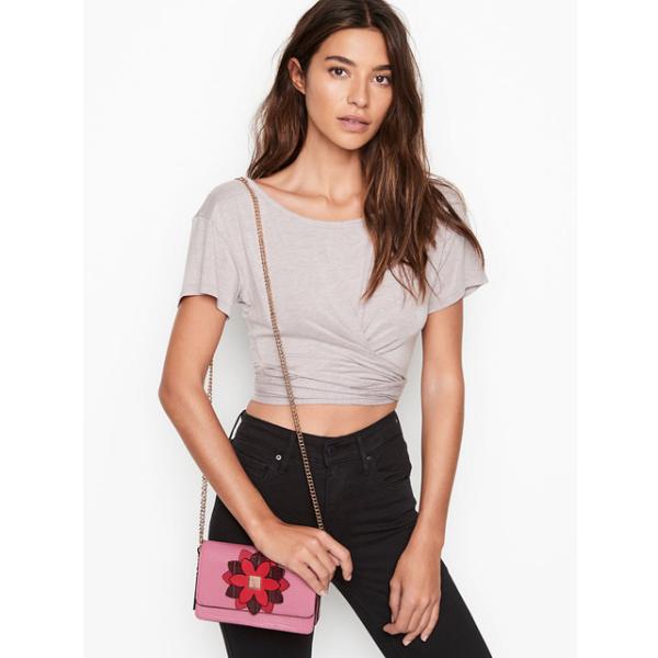 【発売日：2021年01月06日】■商品説明 スタイリッシュなシュリンクサイズのベストセラーショルダーバッグ。 ジュエリーのようなチェーンストラップは、クロスボディまたはロングドロップショルダーバッグとして着用できます。・フロントスナップ留...