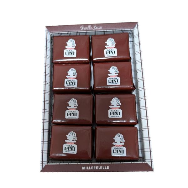 サクサクとしたパイを３枚に重ね、間にはバニラを使用した軽やかなクリームをはさみました。芳醇な甘い香りがふんわりと広がる、華やかなミルフィユです。