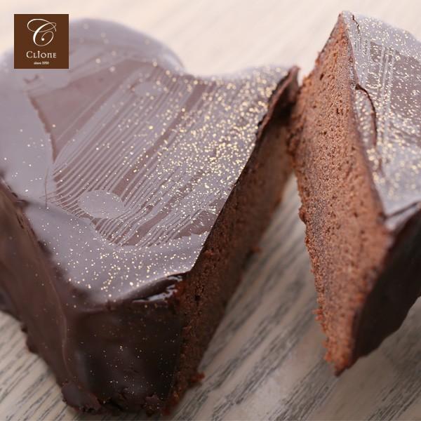 ハート型のチョコレート生地のケーキにアプリコットジャムを塗り、さらにチョコレートでコーティングして金粉で飾った、オーストリア発祥のお菓子。チョコレート菓子の王様、ザッハトルテ。