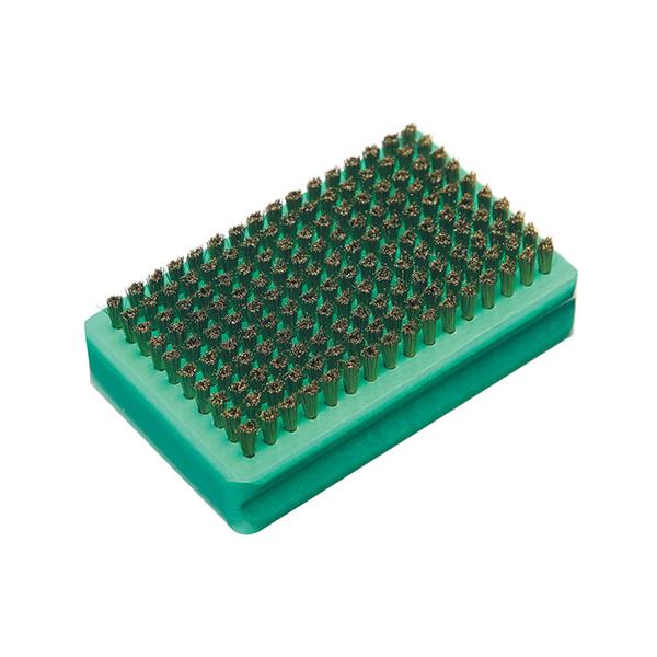 ■滑走面のクリーニングと下地作りに使用するブラシワクシングの前に、滑走面のトップ（ノーズ）からテール方向へブラッシングすることによって、滑走面の汚れやケバ、酸化膜を取り除けます。滑走面には傷が付かない毛の硬さに調整してあります。「ブラシクリ...