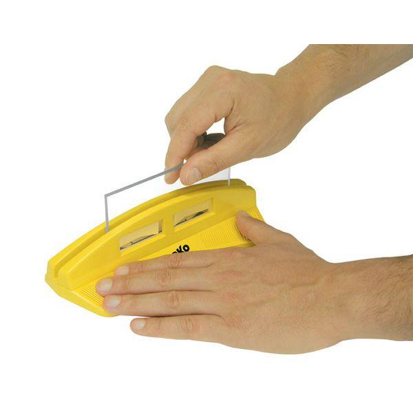 TOKOトコスクレイパーシャープナーWC丸くなったプラスティックスクレイパーをしっかり角出しするガイド付きシャープナーです。従来の方法よりもスクレイパー辺に波打ちが極めて少なくシャープニングし易いです。対応できるスクレイパー厚み：3〜6ミリ...