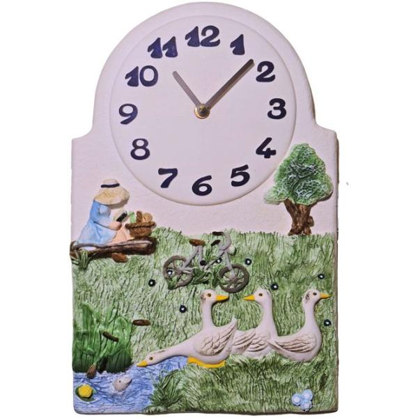 Made In Germanyのウォールクロックです。●サイズ：２３ｃｍ（幅）×３５ｃｍ（高さ）●材質：セラミック、メタル●色：ホワイトベース、マルチカラー●ムーブメント：クォーツ●電源：単３電池×１●Terrastudio製●保証期間：１...