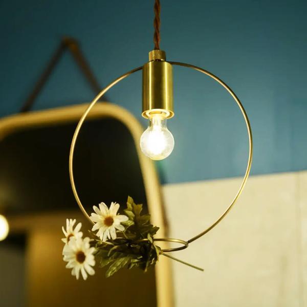 インテリアにマッチするこだわりの質感マットなゴールド色のスチールが独特の雰囲気。ビンテージ感とモダンな雰囲気、どちらも感じられるような仕上がりになっています。リングの輪を使って手軽にアレンジ小さい鉢を差し込んだり、フェイクグリーンを乗せたり...