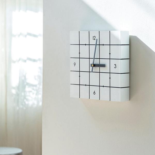 【DETAILS・商品説明】規則正しく並んだ直線が縦と横に走る方眼紙と、針の軌道が円形になるアナログ時計を掛け合わせた実験的なデザイン。表現したかったのは、ふと図形に見えたり、その輪郭だけ切り取られて見えたり、2Dと3Dを行き来するような面...