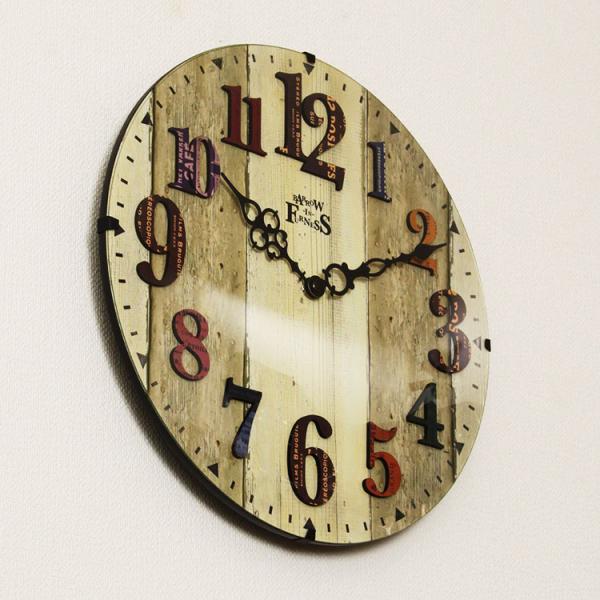 アンティークテイストの木目が雰囲気たっぷりの文字盤に立体的でカラフルな数字パーツを重ねてポップな印象もプラスしました。正確な時間を知らせてくれる電波時計使用なのも見逃せない嬉しいポイントです。商品サイズ外寸/幅300×奥行き50×高さ300...