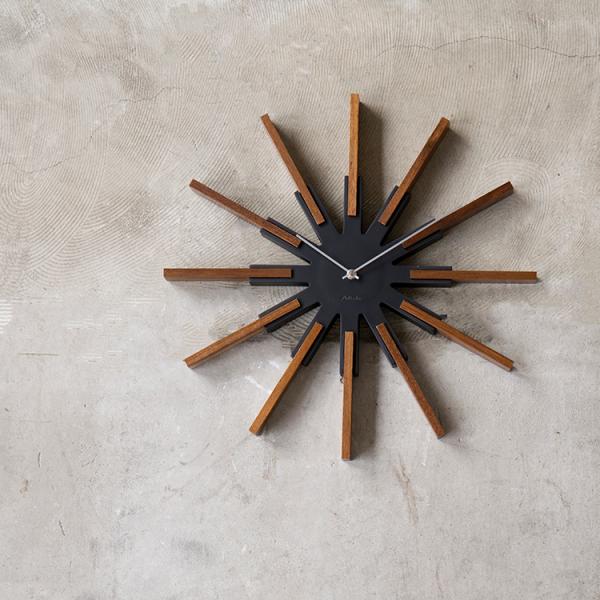ポリレジンと木を融合させた放射型のクロック。シンプルな色合いですが、特徴的な形と素材で程よい存在感があるため、様々なお部屋でご使用いただけます。インデックスは文字のかわりに、等間隔に並べた木を使用。ゆったりとした時の流れを感じることができま...