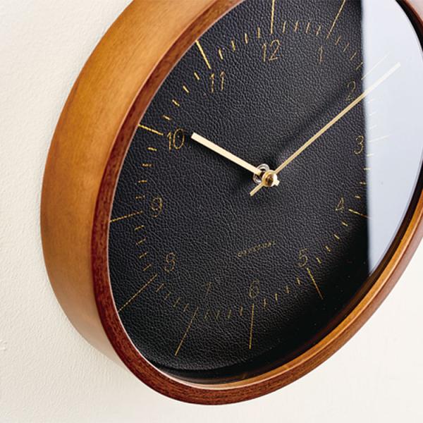 空間に映えるダークトーンが大人の雰囲気にピッタリな壁掛け時計です。文字盤にはフェイクレザーを使用。インデックスや針のゴールドとの組み合わせで高級感を感じるデザインになっています。ウッドフレームを組み合わせることでより上品な印象を与えてくれま...