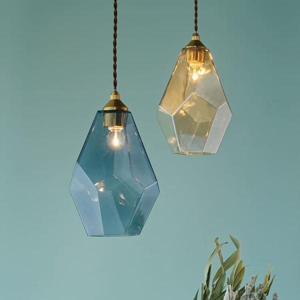 DETAILS自然が作りだす鉱物の結晶にインスピレーションを得て生まれたペンダントライト。ランダムに組み合わされたガラス面が宝石のように輝く、フェミニンなデザインです。商品サイズ本体サイズ / 直径170×高さ1175（mm）シェード / ...