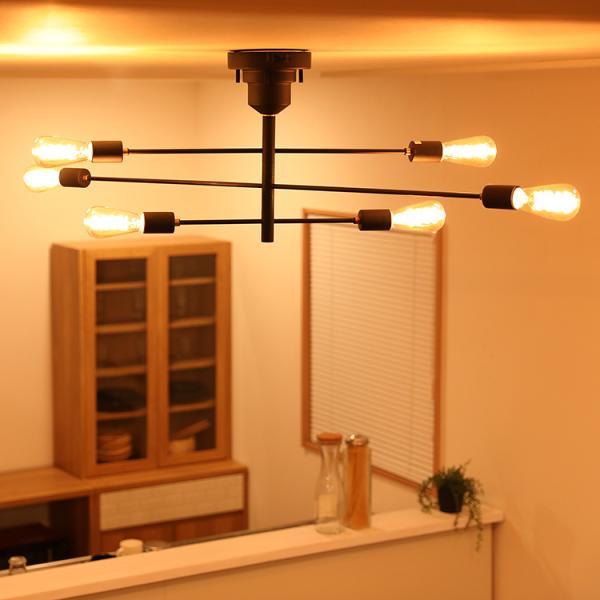 3本の長さの異なるアームの連なりが特徴的なシーリングライト。アームはそれぞれに340度回転するので、お好きな角度で自由にライティングを愉しんでください。ブラックのシンプルなスタイルはお部屋をお洒落に演出してくれます。商品サイズ本体：幅111...