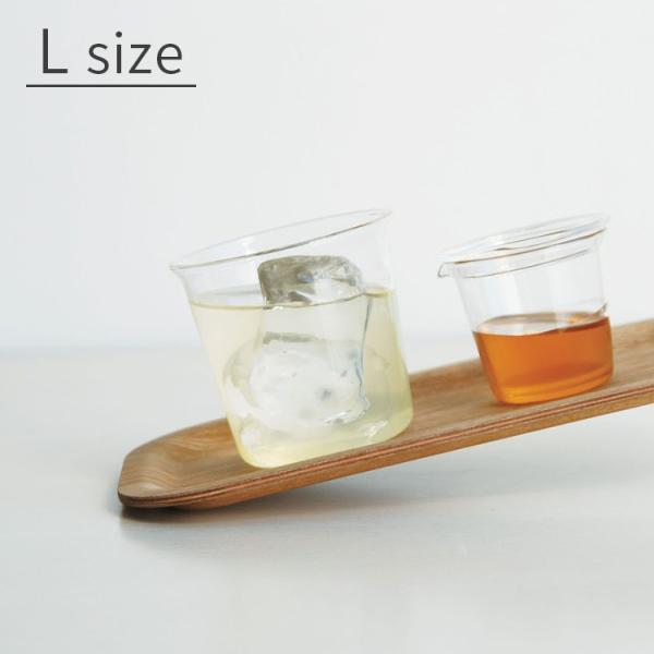 落ち着いた色の木目が魅力的なプライウッドのシリーズ。軽くて丈夫なトレイの表面には、のせたものが滑りにくくなる塗料（ノンスリップ加工）を施しています。シンプルなデザインで、様々なシーンや用途で活躍、重宝します。商品サイズ幅430×奥行330×...