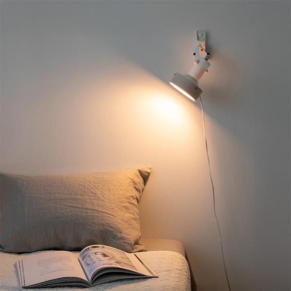 ウッドのリングにスチールを組み合わせた「Nash(ナッシュ)」。スポットライトのように前方向のみを照らすため、部分的にライトアップすることができます。その他にも、作業机の上部に取り付けデスクライトとして使用したり、ベッドサイドで読書灯として...