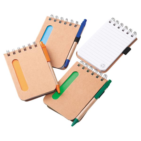 再生紙を使用したメモ帳です。ボールペン付き。内容:本体（約95×140×18mm）×1材質:再生紙・再生樹脂・鉄箱サイズ:約115×140×18mm（入）/箱入重量:約88g原産国:中国製色柄指定:色・柄指定不可