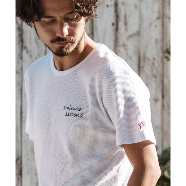 【発売日：2024年03月20日】適度な肉感のサーマル生地を使用したカットソー。胸には1MINUTE 1SECONDのロゴを筆記したプリントをセット。181cmのモデルがLサイズを着用。▼素材ポリエステル:65%　綿:35%▼寸法Mサイズ／...