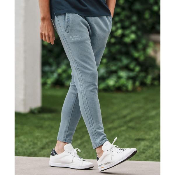 【発売日：2025年09月20日】度詰のしっかりしたニットデニムを使用したイージーパンツ。両サイドにライン切り替えと右腿に筆記体刺しゅう、左腿にはワッペンをセット。シンプルな中にも1MINUTE 1SECONDらしいアクセントでデザインされ...