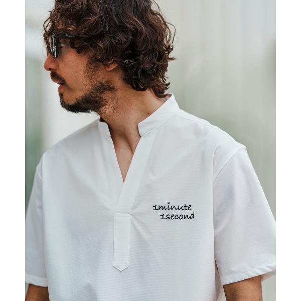 【発売日：2025年06月10日】サラサラとしたシャリ感のあるストレッチ素材を使用したVネックバンドカラーシャツ。清涼感で汗ばむ季節も快適に過ごせる素材感。程よい開きのネックラインが、軽やかさとこなれ感を演出してくれます。胸にはブランド刺繍...