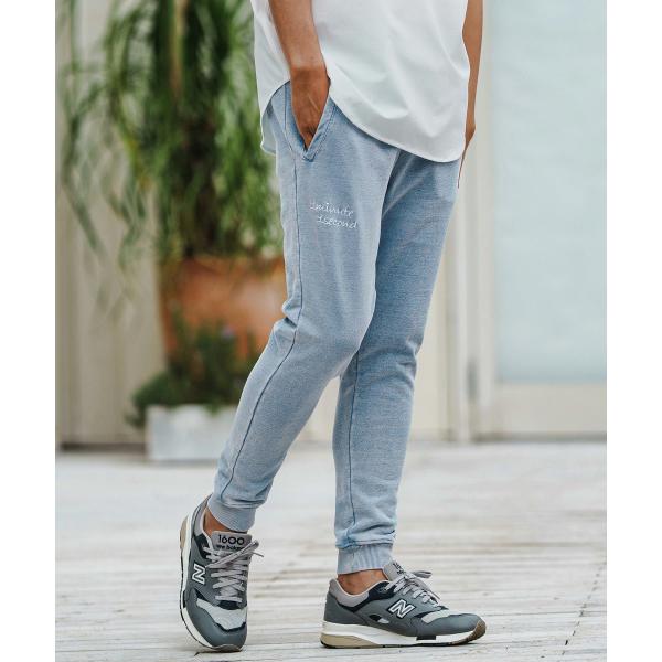 【発売日：2025年06月10日】度詰のしっかりしたニットデニムを使用したイージーパンツ。製品にインディゴ染めを施しており、風合いにとことんこだわった一枚です。胸にはブランド刺繍をセット。同素材のカーディガン(1M25N060)とセットアッ...