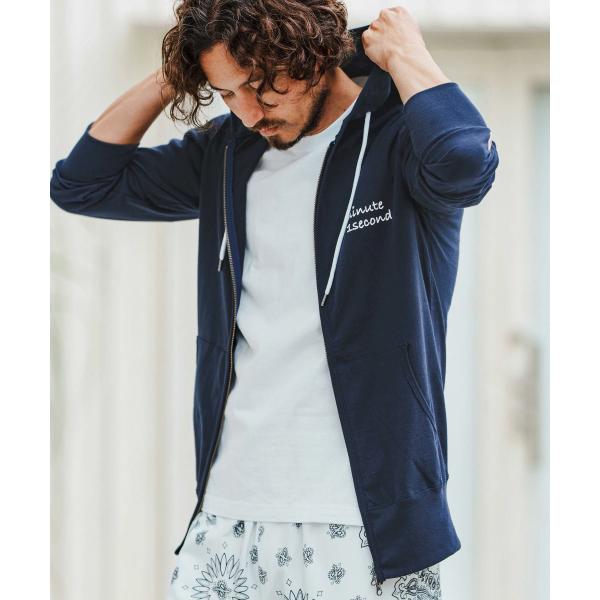 【発売日：2025年05月10日】Ｔシャツに使用する、薄手の素材を使ったダブルジップパーカ。フロントからフードまでぐるりとバインダー処理をしており、シルエットをきれいに見せてくれます。畳めばコンパクトに収納でき、必要な時にさっと羽織れるので...