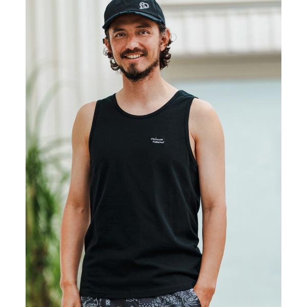 【発売日：2025年05月20日】トレンド感のある絶妙なバランスのタンクトップ。胸にはブランドロゴ、裾にはピスネームのアクセントを。羽織には薄手のダブルジップパーカ(1M25N190)がおすすめです。181cmのモデルがMサイズを着用。▼素...