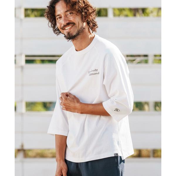 【発売日：2026年02月28日】抜け感のある、リラックス・シルエットのTシャツ。ドライタッチと吸湿性・速乾性に優れているオープンエンド糸の素材で、着心地も抜群。胸にはブランド名を筆記体にした文字を刺繍、袖にはブランドアイコンのハートワッペ...