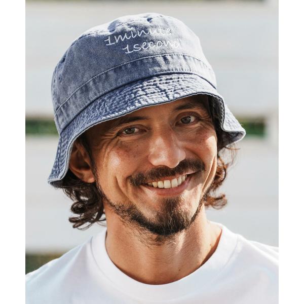 【発売日：2026年01月30日】ピグメント染め(顔料染め)※を施した、古着のような色合いと質感が特徴のバケットハット。ウォッシュ加工を重ね、着心地と色合いを追求したこだわりを感じるアイテムに仕上げている。フロントにはブランド名を筆記体にし...