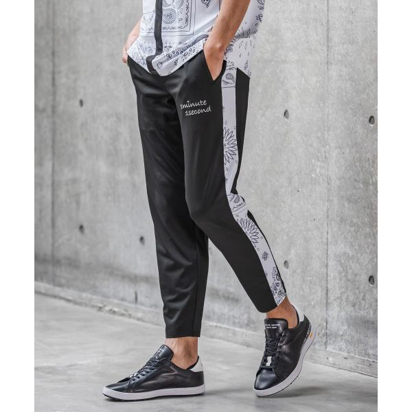 【発売日：2026年05月30日】サイドラインがポイントのイージーパンツ。3色それぞれバンダナ柄と無地の配色バランスを変えており、好みによりデザインが選べる。快適な吸湿速乾性とストレッチ性を併せ持つ機能素材を使用している。ベルトループ付きで...