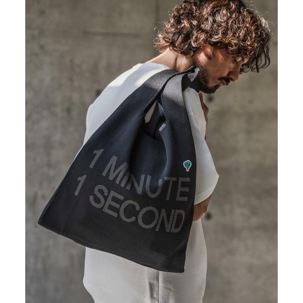 【発売日：2026年03月30日】大きめにブランドロゴが入ったニットバッグに、ブランドアイコンのハートワッペンをワンポイントアクセント。素材は目の詰まった厚手の生地感で、クッション性もあり、様々なものをカジュアルに運べます。シックなデザイン...