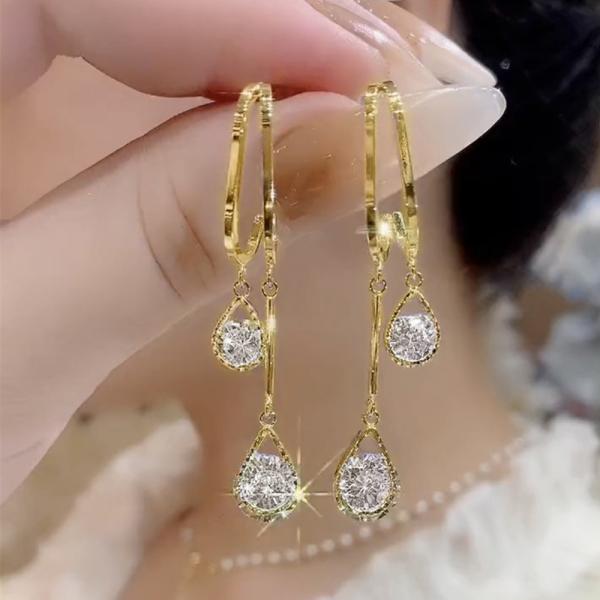 ☆存在感があり魅力的なロングシルエットのドロップピアスです着ける人の動きに合わせてフェミニンに揺れ動きます結婚式や卒業式などのオケージョンシーンやパーティーシーンはもちろん、カジュアルな普段使いまで、ファッションを選ばずお使いいただけます素...