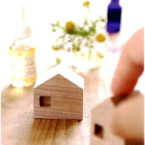 家の形をした木のディフューザーです。※このアイテムは特性上個体差がでやすい商品です。オプジェとして飾っておくだけでもかわいい。ちょこんと置きやすい小さめサイズ。 胡桃の木を使ってます。エッセンシャルオイルやアロマオイルを1〜3滴、 直接垂ら...