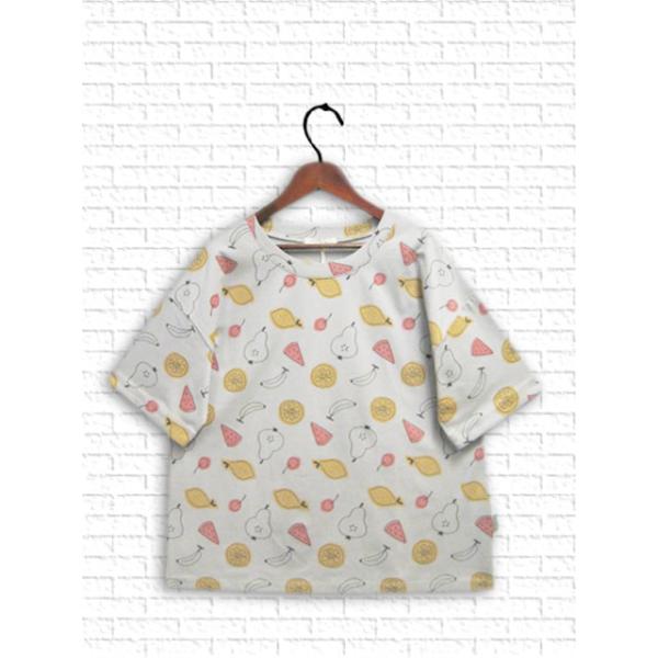 north object de petit... ノースオブジェクトプチのカラフルなフルーツ柄が爽やかなプリントTシャツ♪ゆるめのシルエットと手書きのイラストがラフな印象に☆袖口裏には無地の別布付きで折り返しても◎左脇にのフルーツのピスネー...